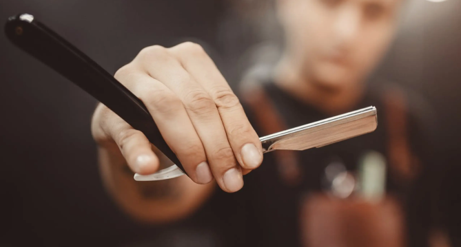 Straight Razors vs Safety Razors - Battle of The Smooth!